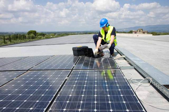 Solar Engineer Salary & Career Guide: $118K+ & 7% Growth